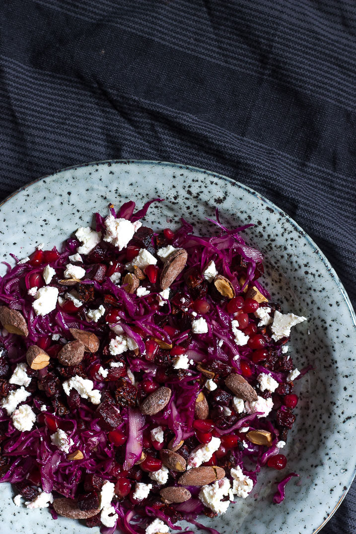 Rød salat med kål, rødbeder, granatæble, feta og saltmandler | Hjemme ...